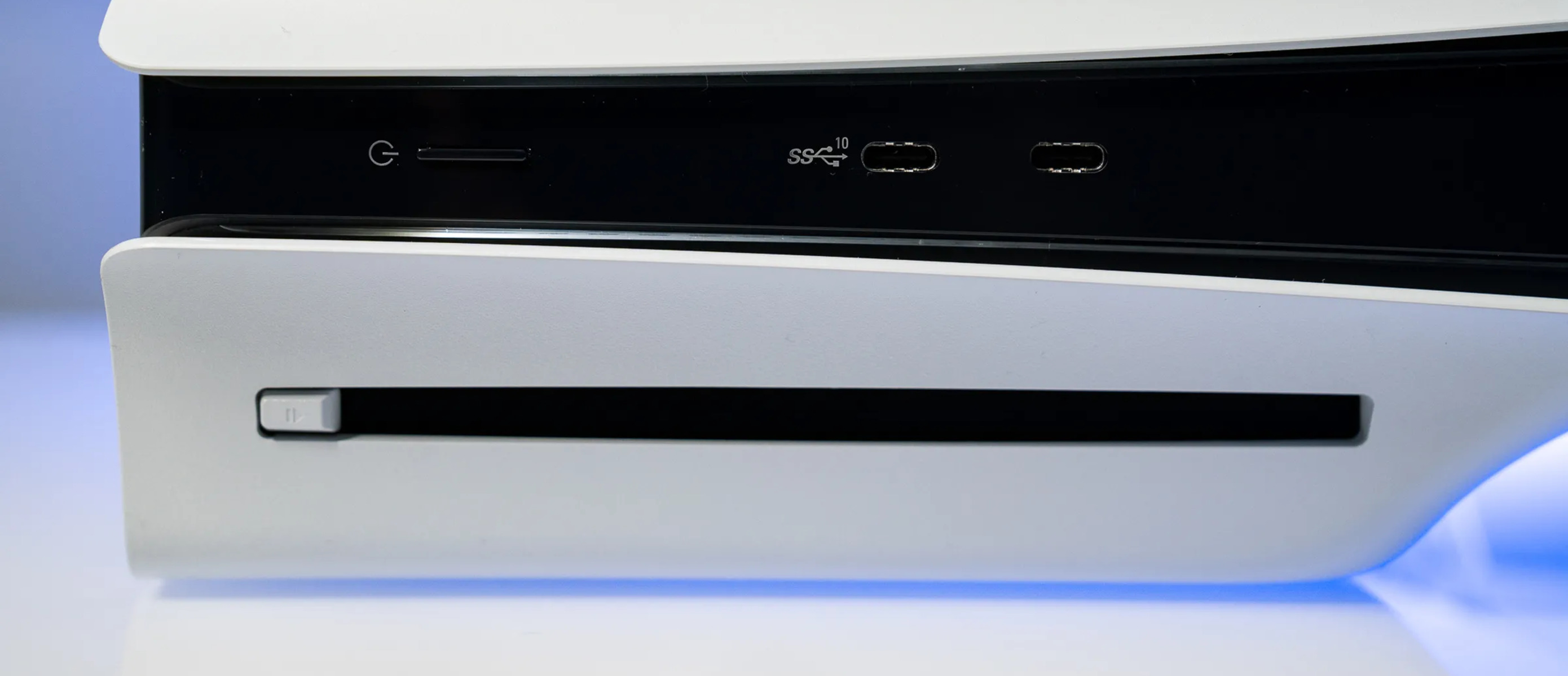 Съемный дисковод PlayStation 5 Slim можно легко использовать между ...